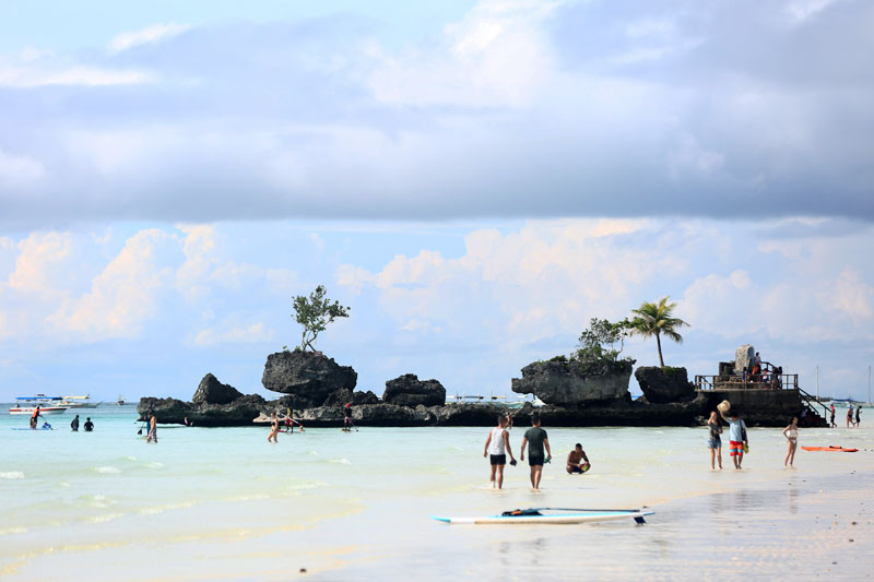 Duterte threatens Boracay closure | Philstar.com