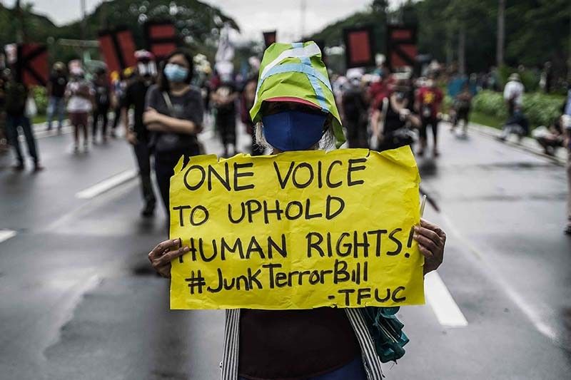 Rights group asks DOJ to recommend veto of anti-terror bill | Philstar.com