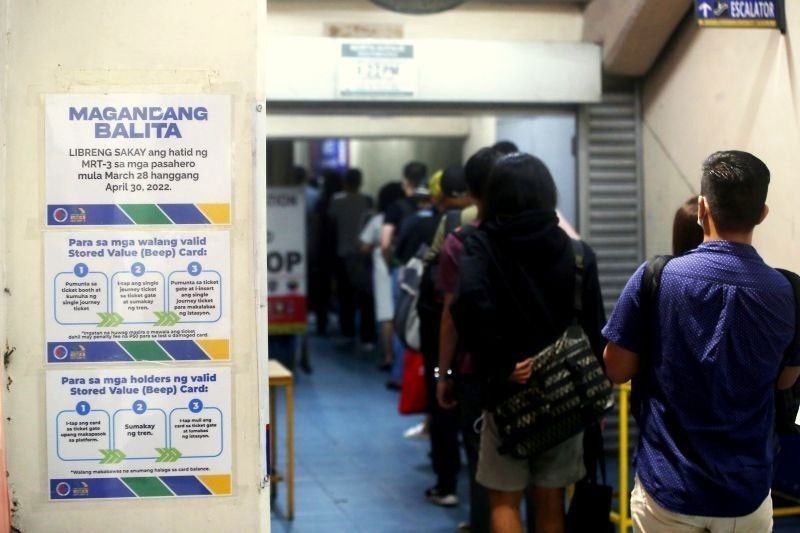 MRT-3, nagpaliwanag sa mahabang pila ng mananakay sa isa nilang ...