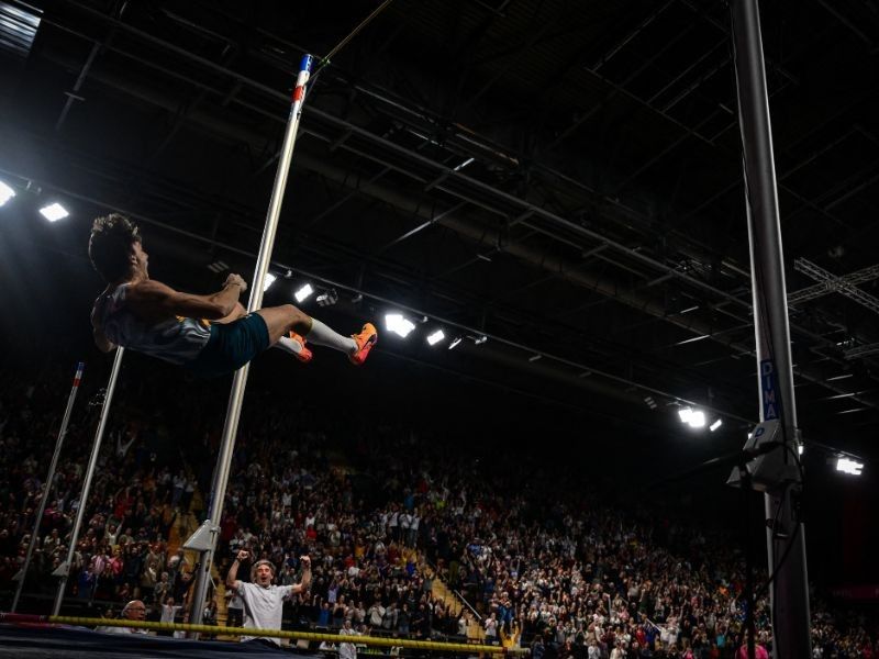 Duplantis breaks his own pole vault world record with leap of 6.27m ...