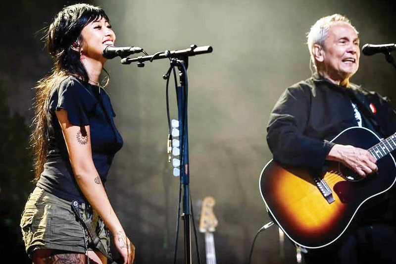 Beabadoobee pays homage to Pinoy roots in concert | Philstar.com