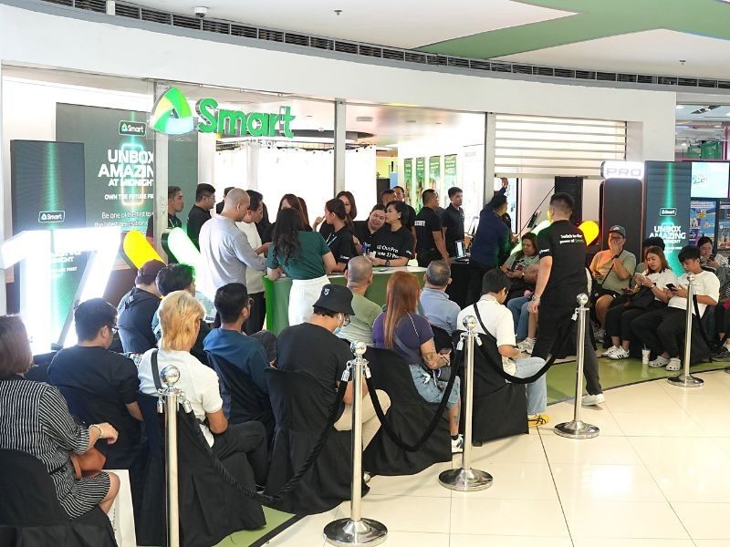 Smart holds midnight launch for iPhone 17 series