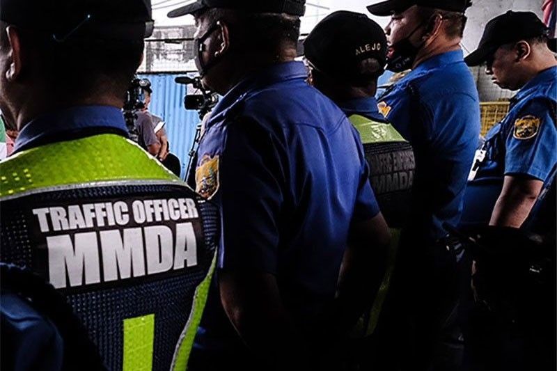 MMDA enforcer reprimanded for misbehavior | Philstar.com