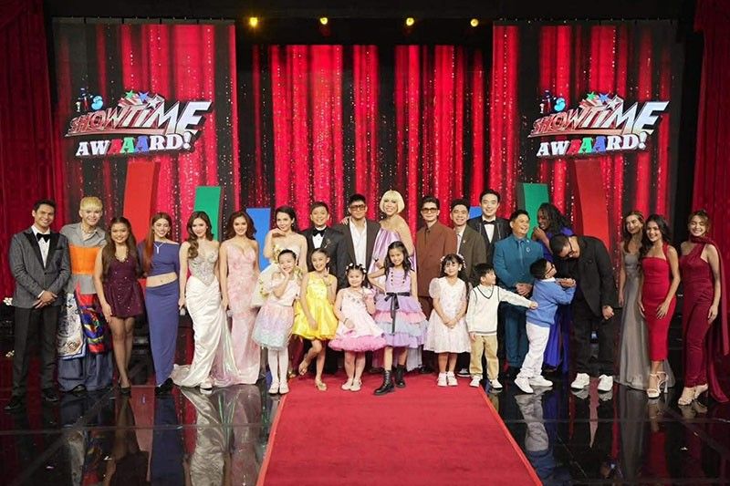 Showtime hosts, pormal na tumanggap ng ‘awaaard’ | Pilipino Star Ngayon