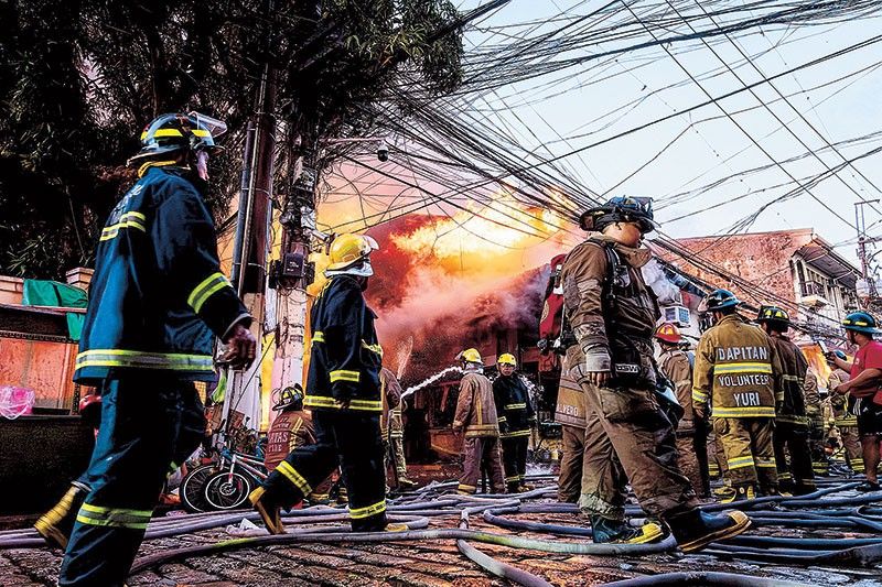 4-alarm fire hits Intramuros | Philstar.com