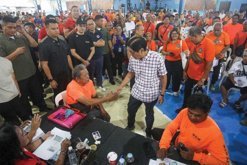 Marcos pinangunahan payout sa PUV drivers | Pilipino Star Ngayon