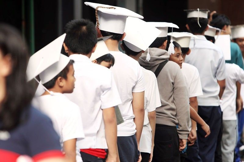 Keep graduation rites simple, public schools told | Philstar.com