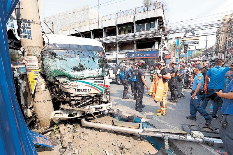 EDSA crash involving police vehicle probed | Philstar.com