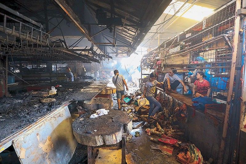 Quezon City market fire hits fifth alarm | Philstar.com
