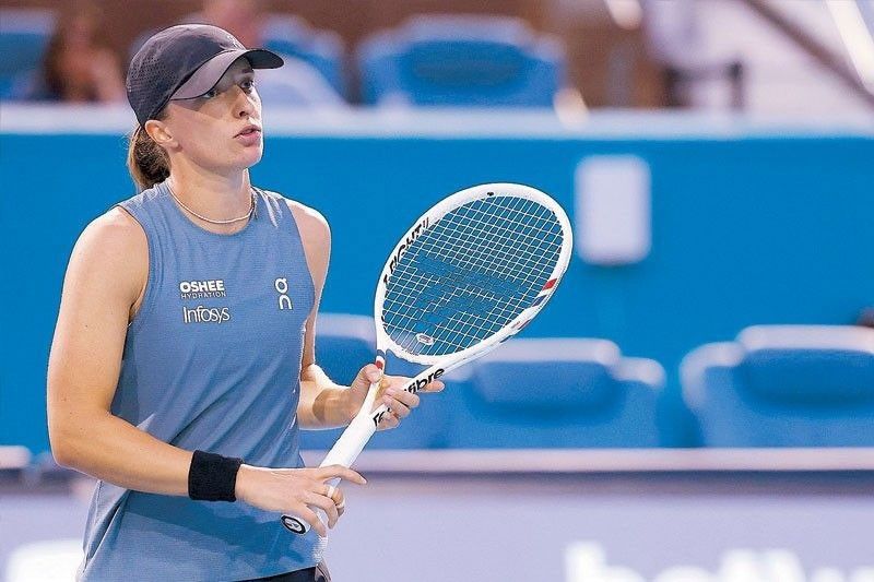 Swiatek goes down against Kostyuk | Philstar.com