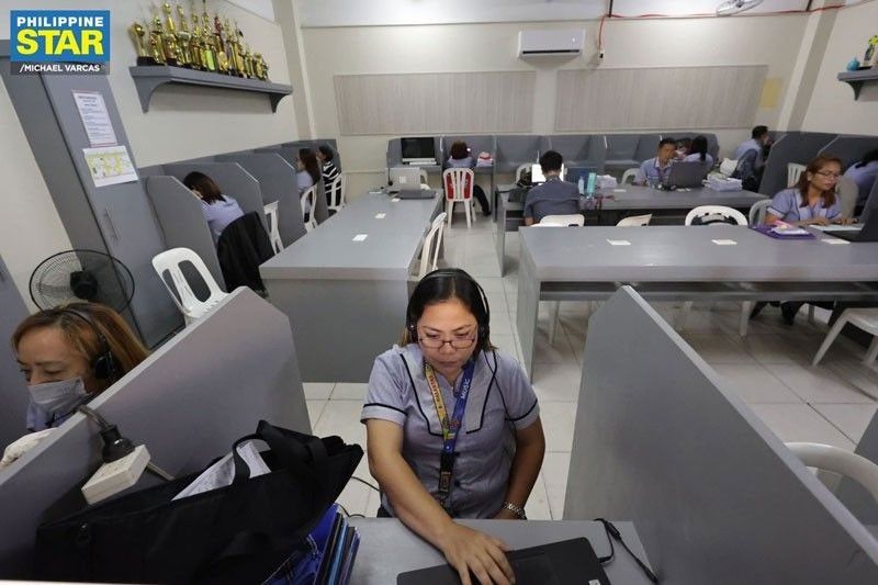 As schools open, teachers demand P15K pay hike | Philstar.com